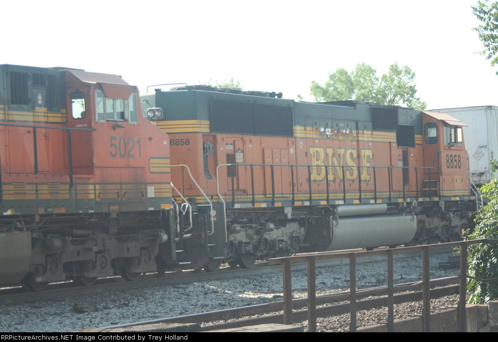 BNSF 8858